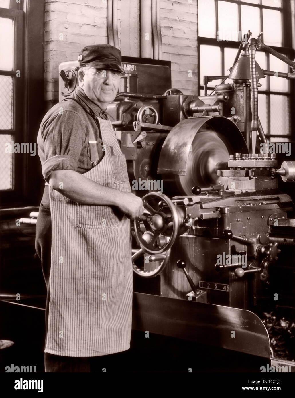 1940s SENIOR MACHINE OPERATOR FACTORY PORTRAIT - i3891 HAR001 HARS EYE ...