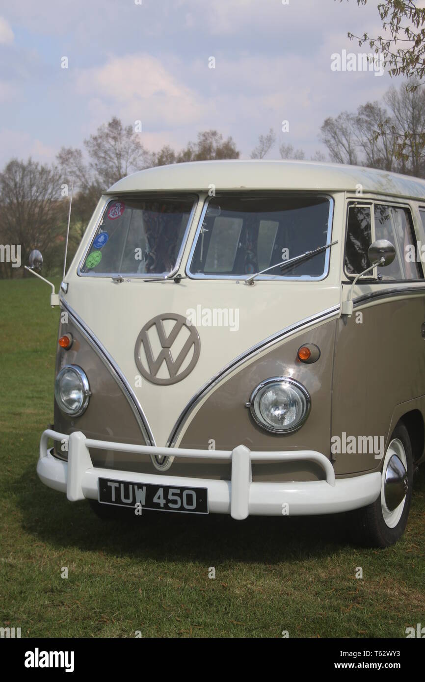 A CLASSIC RETRO VOLKSWAGEN VW CAMPER VAN BUS Stock Photo - Alamy