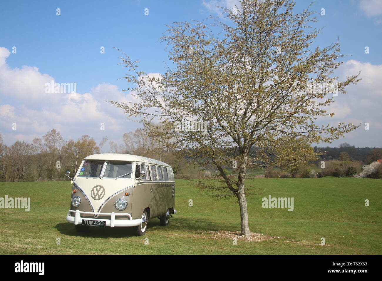 A CLASSIC RETRO VOLKSWAGEN VW CAMPER VAN BUS Stock Photo - Alamy