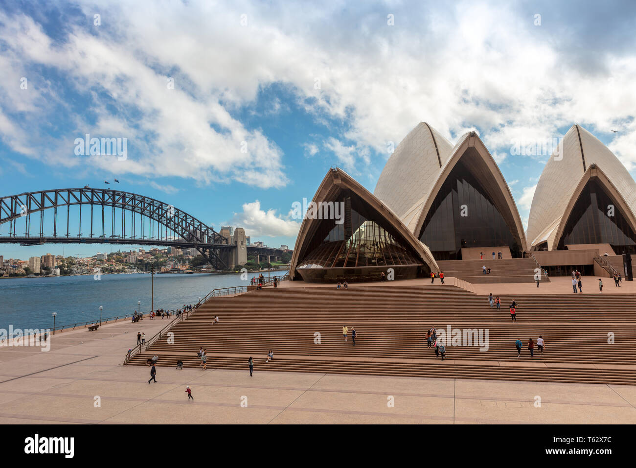 The Sydney Harbour Bridge and the Sydney Opera House building Stock ...