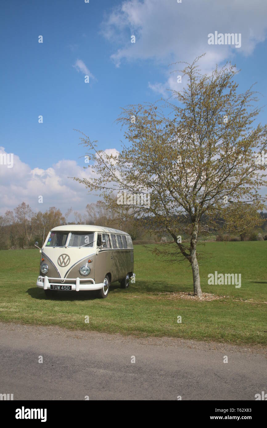 A CLASSIC RETRO VOLKSWAGEN VW CAMPER VAN BUS Stock Photo - Alamy