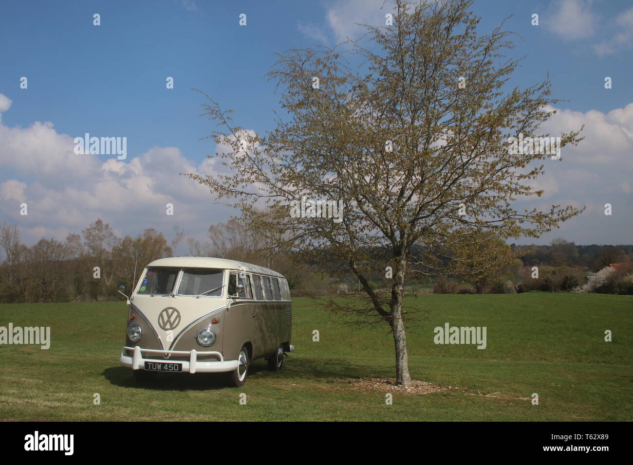 A CLASSIC RETRO VOLKSWAGEN VW CAMPER VAN BUS Stock Photo - Alamy