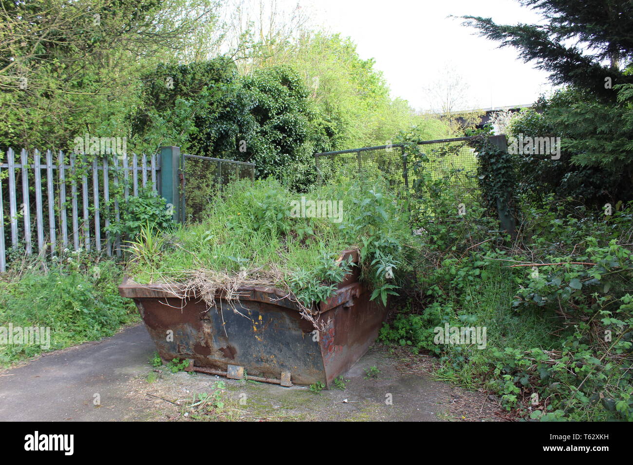 Skip fly tipping hi-res stock photography and images - Alamy