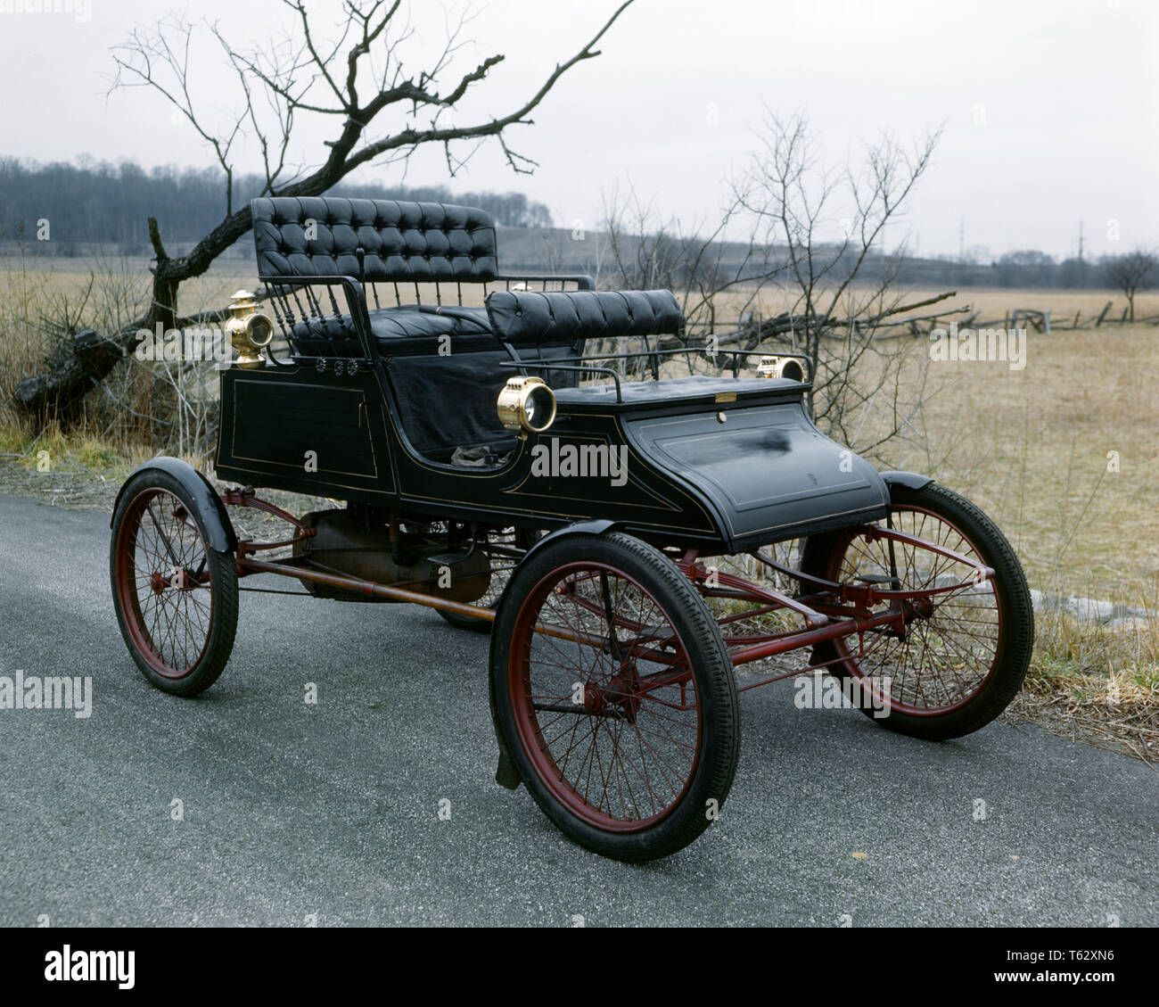 1900s 1910s ANTIQUE HORSELESS CARRIAGE BLACK WITH WIRE WHEELS DRIVER ...