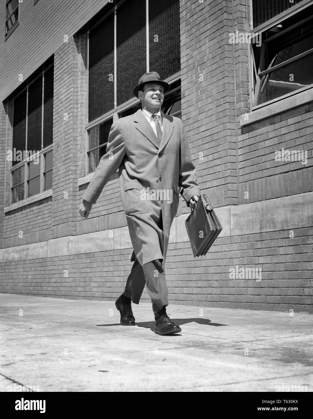 1950s man with briefcase hi-res stock photography and images - Alamy
