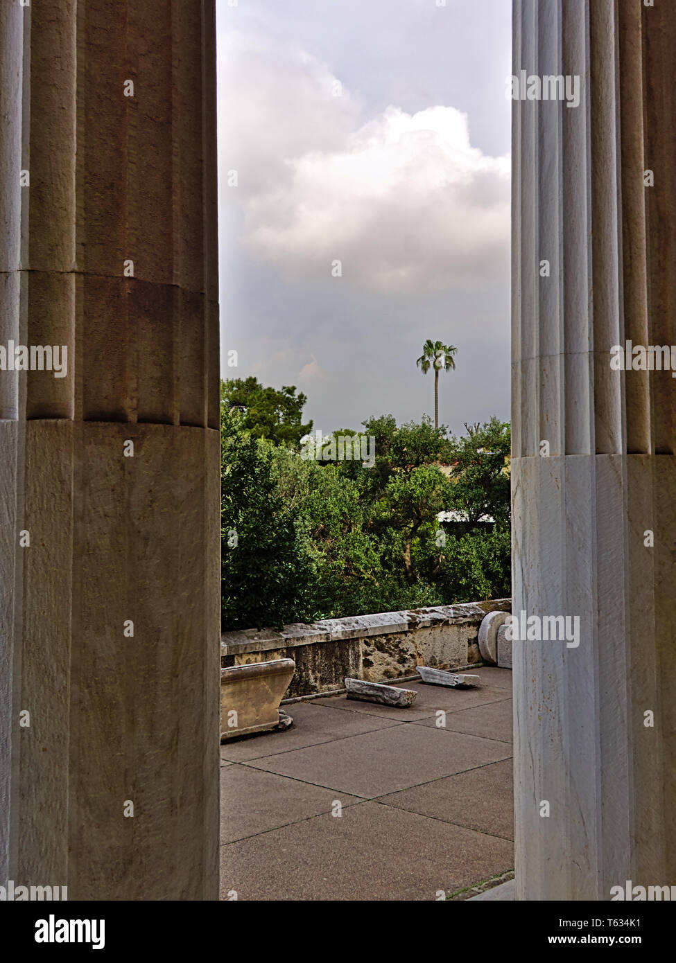 Tall ancient greek columns hi-res stock photography and images - Alamy