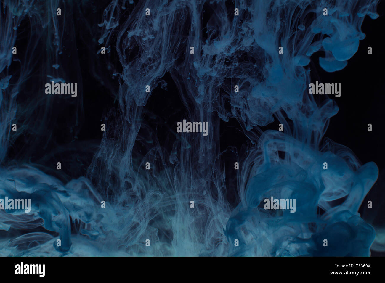 Paint in water hi-res stock photography and images - Alamy