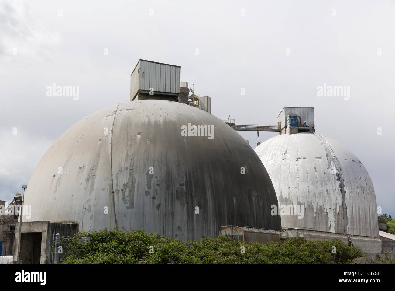 Seattle, Washington: Ash Grove Cement Company's cement bulk storage ...