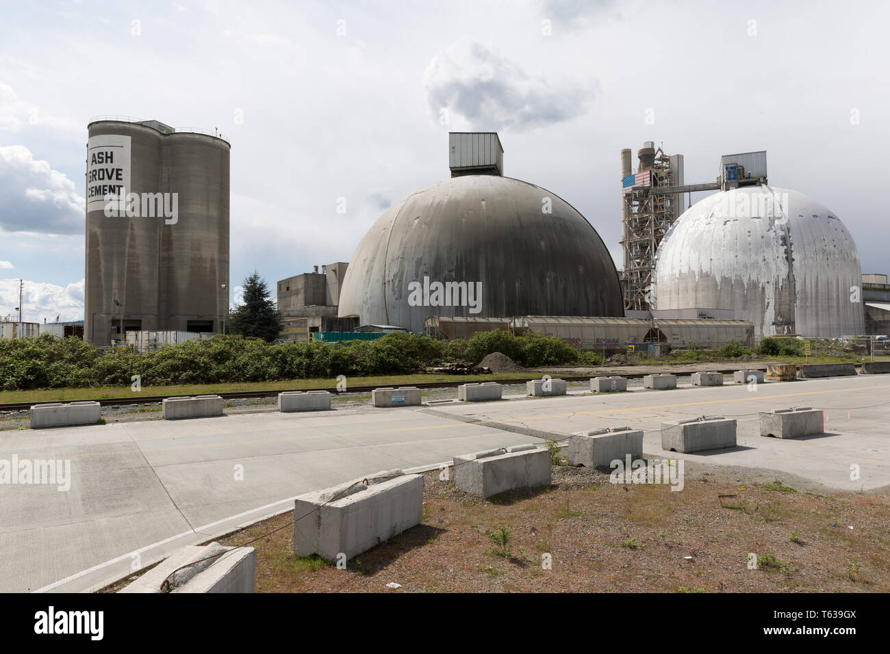 Seattle, Washington: Ash Grove Cement Company's cement bulk storage ...