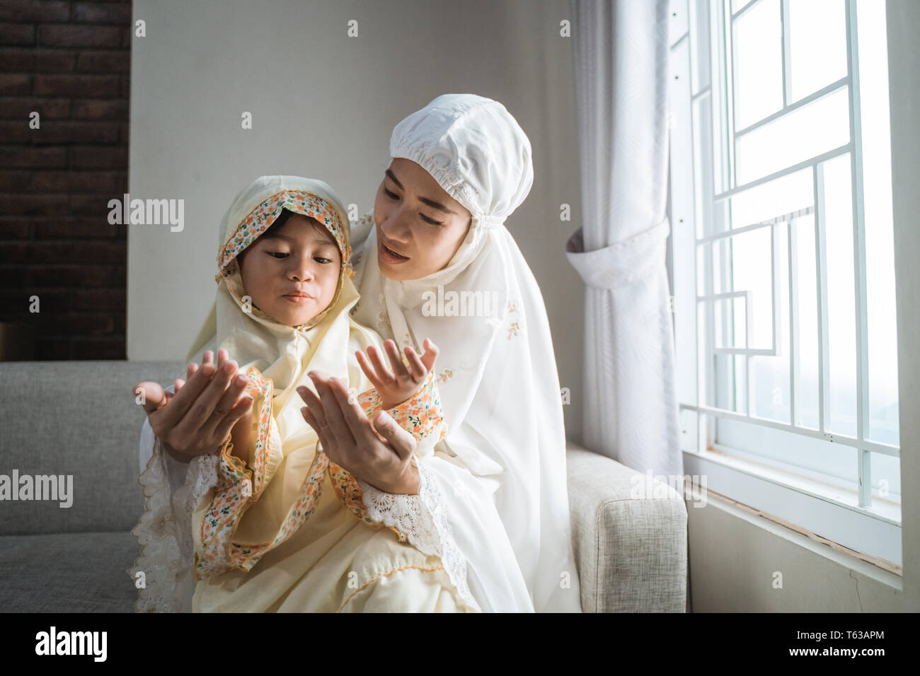 mother teach her daughter to pray Stock Photo - Alamy