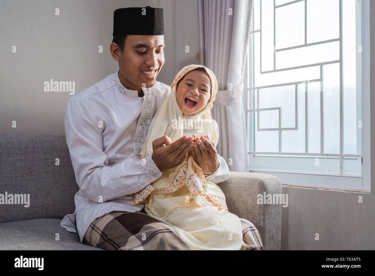 muslim father and kid praying together Stock Photo - Alamy