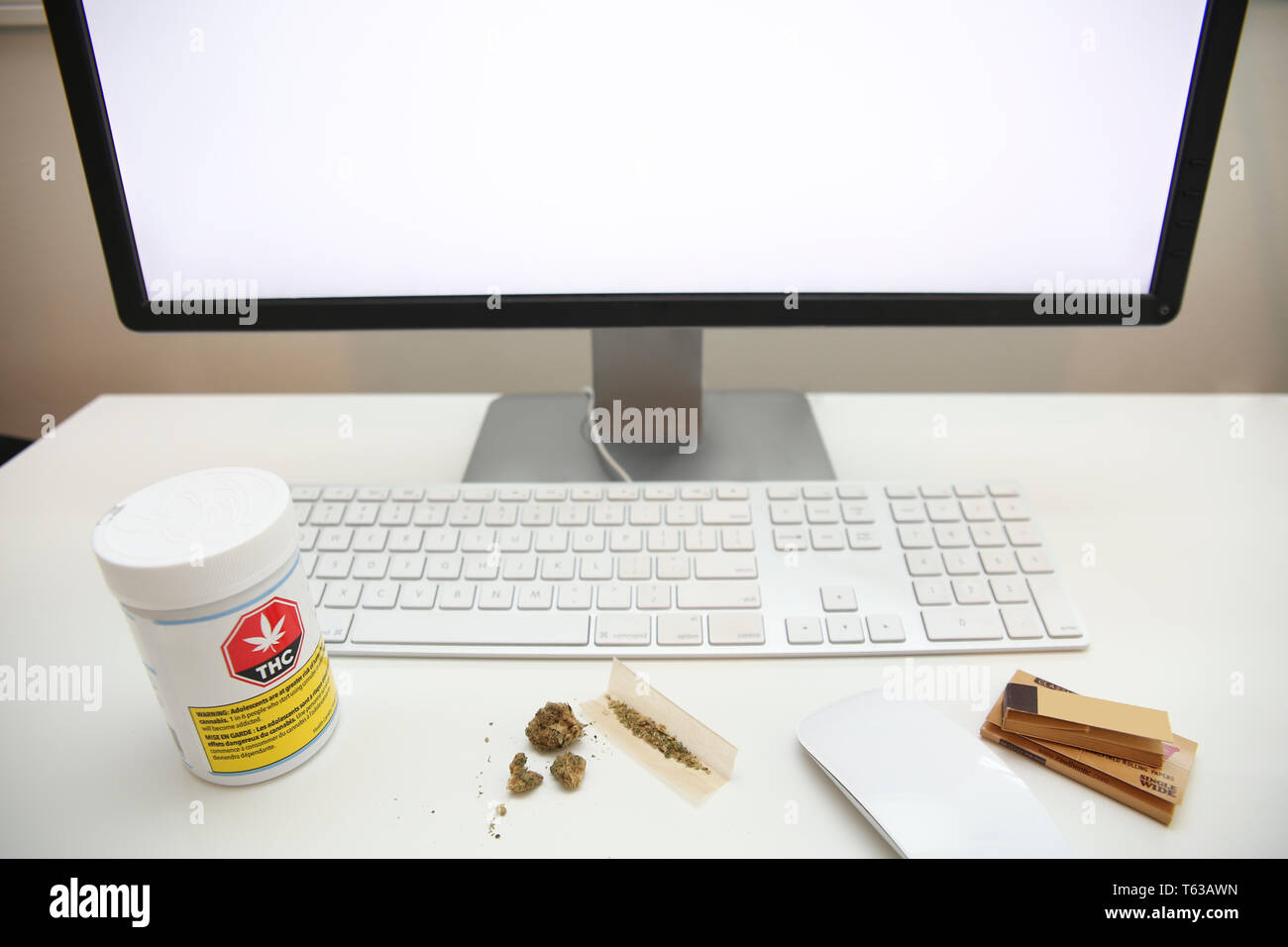 Smoking weed hi-res stock photography and images - Alamy