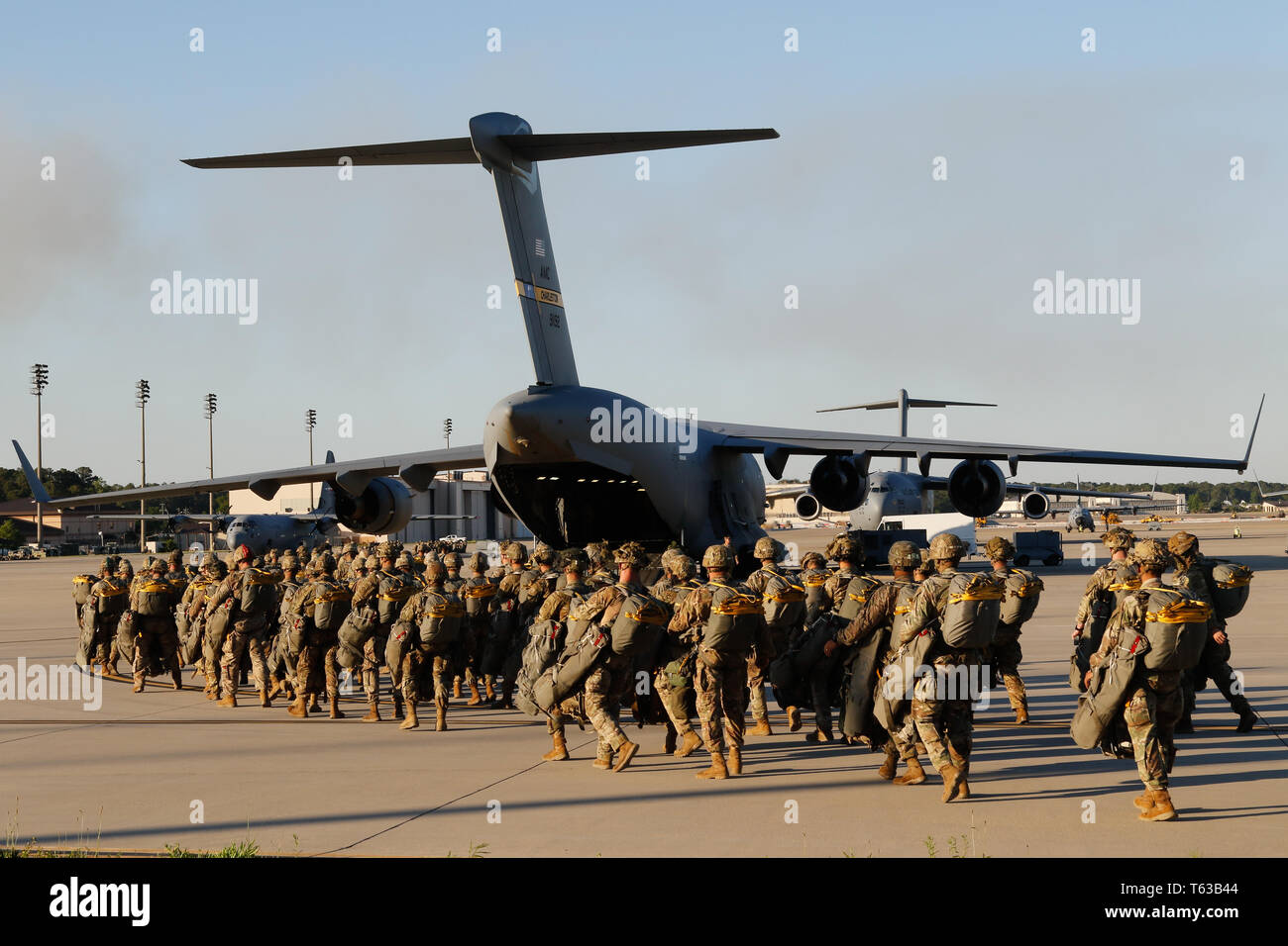 U.S. Army Paratroopers board an Air Force C-17 Globemaster III aircraft ...
