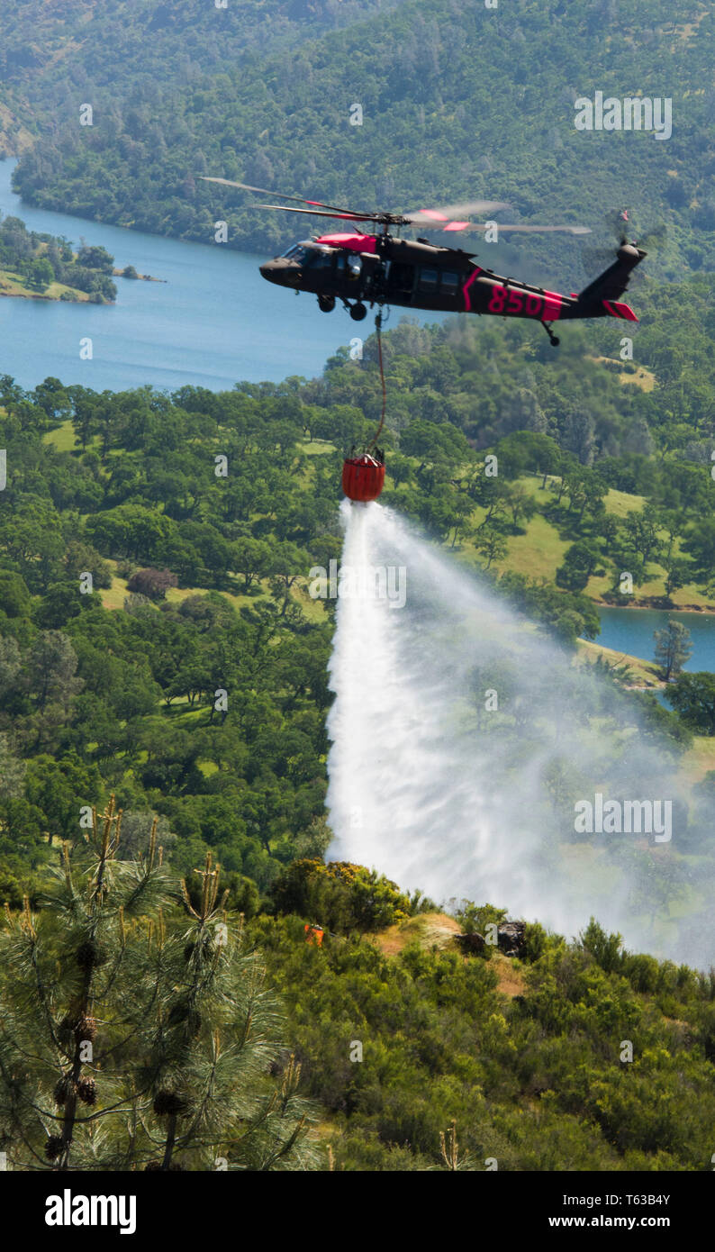 Fire fighting helicopter cal fire hi-res stock photography and images ...