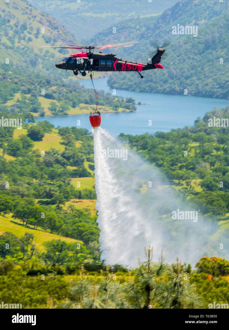 Fire fighting helicopter cal fire hi-res stock photography and images ...