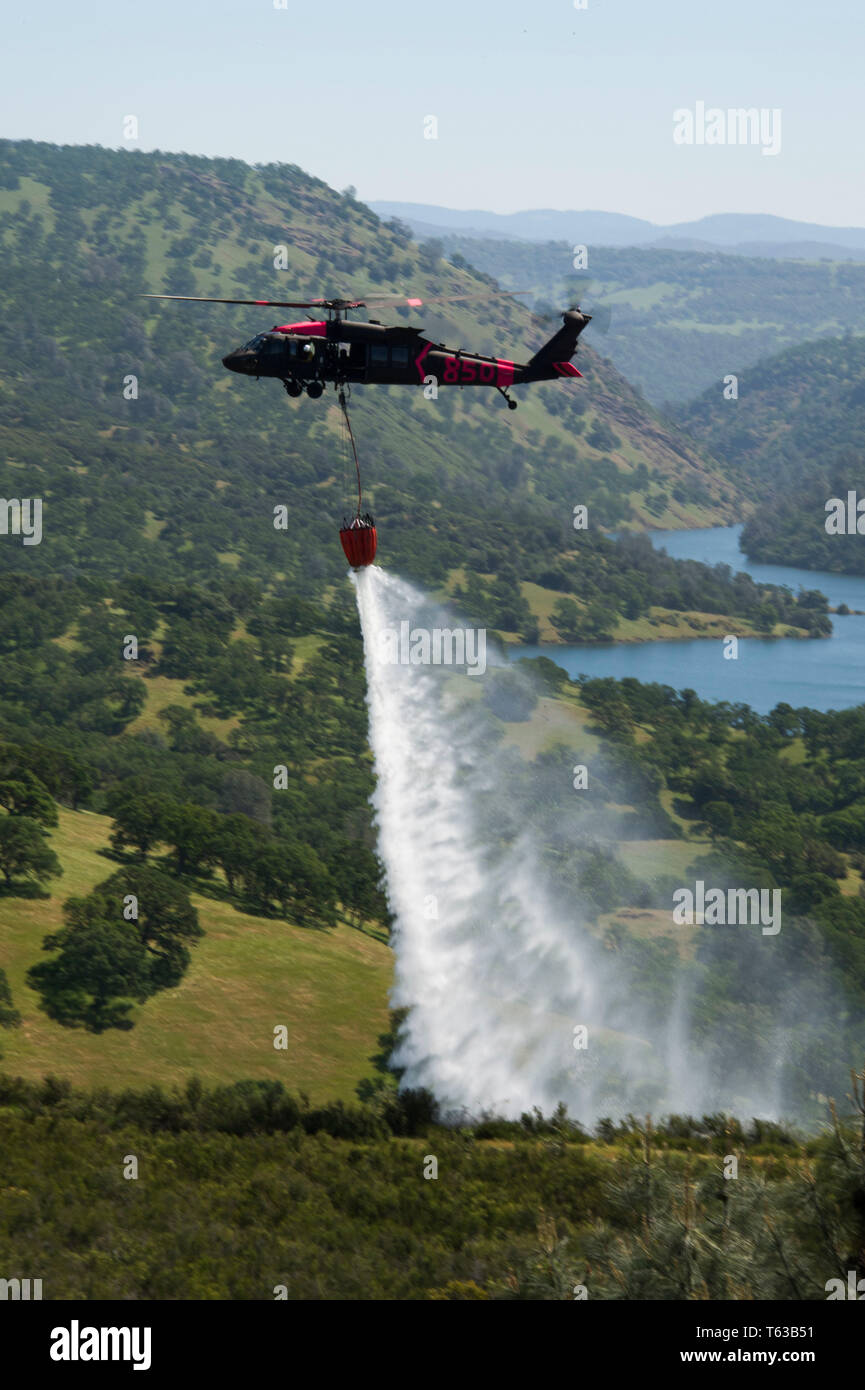 Fire fighting helicopter cal fire hi-res stock photography and images ...