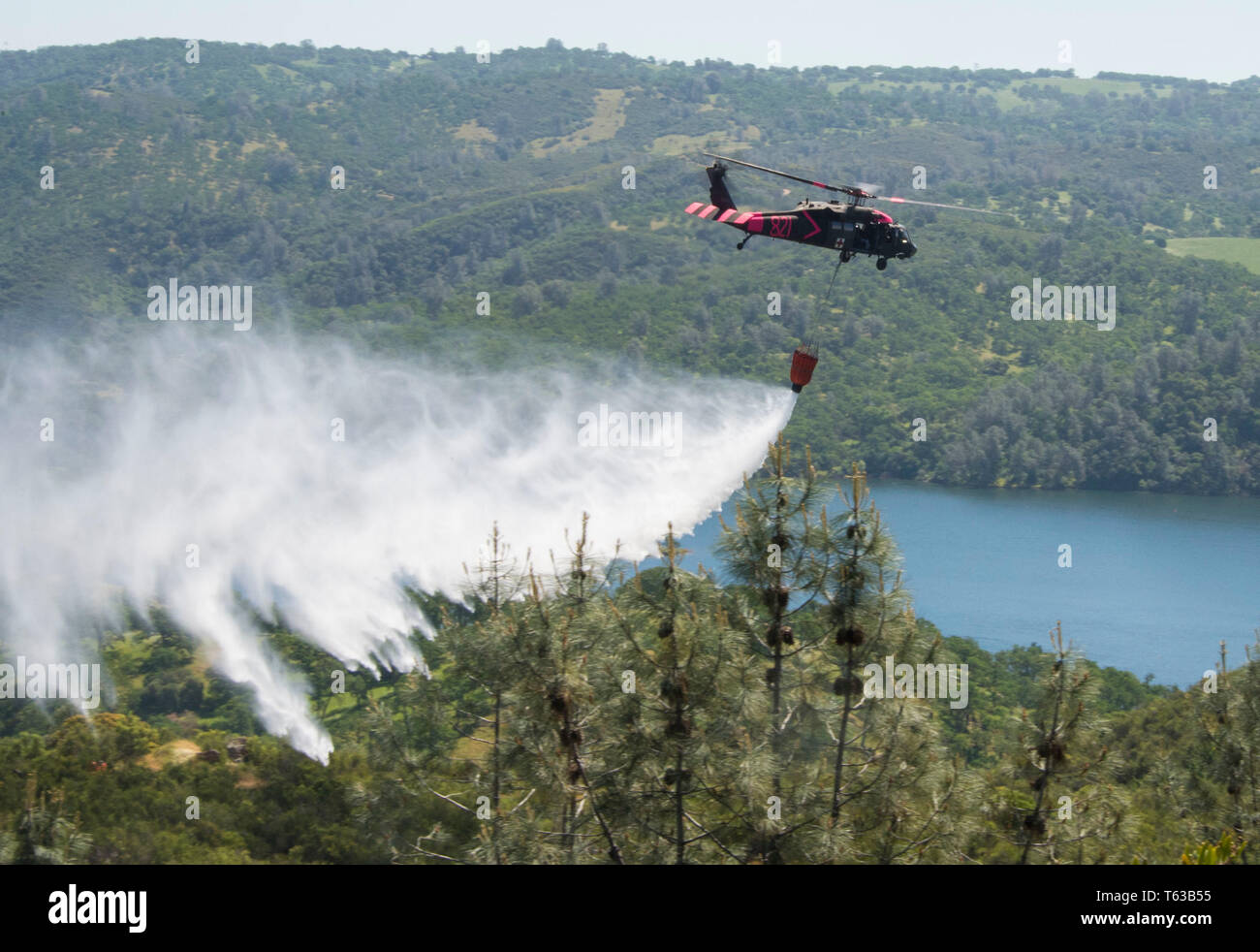 Fire fighting helicopter cal fire hi-res stock photography and images ...
