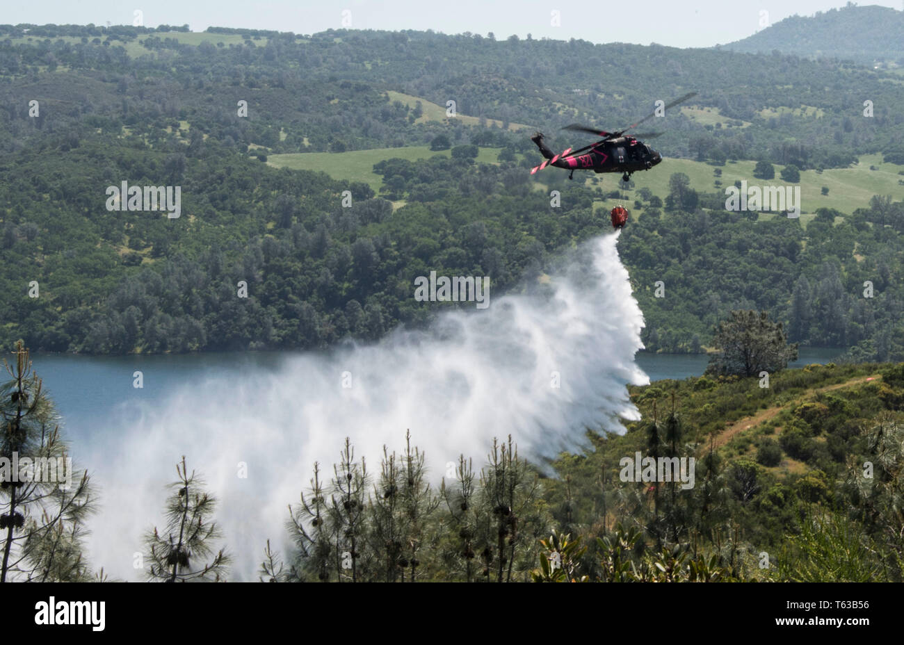Fire fighting helicopter cal fire hi-res stock photography and images ...
