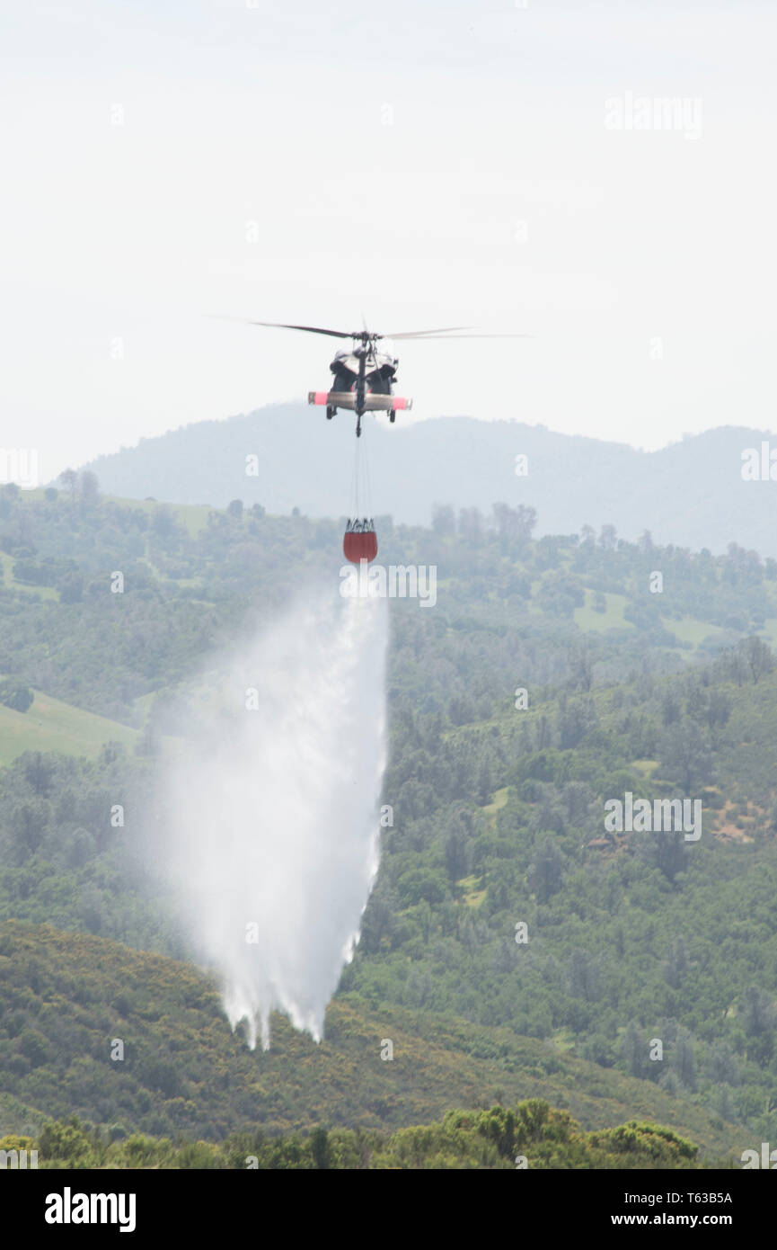 Fire fighting helicopter cal fire hi-res stock photography and images ...