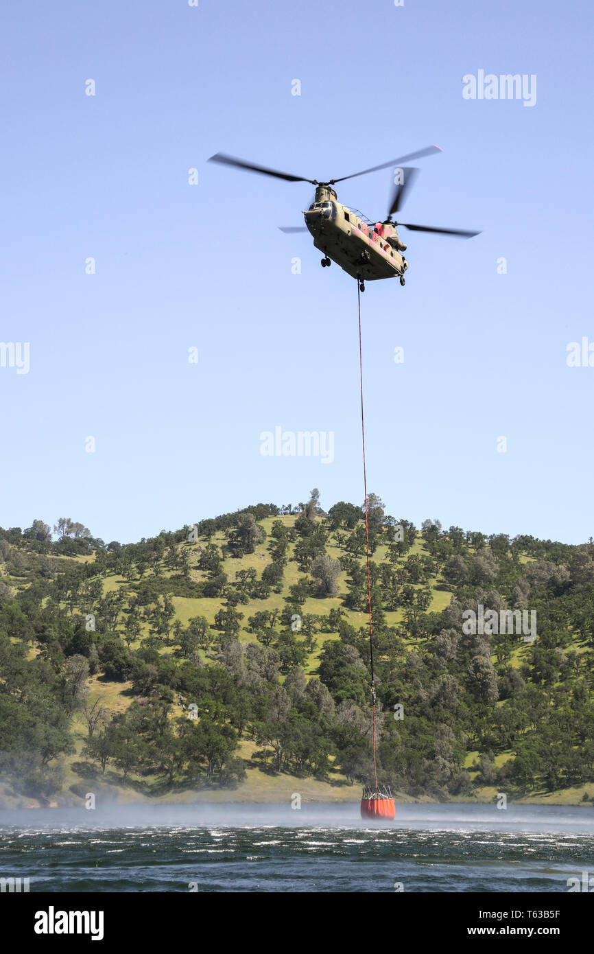 A U.S. Army CH-47 Chinook heavy-lift helicopter from the 3-140th ...
