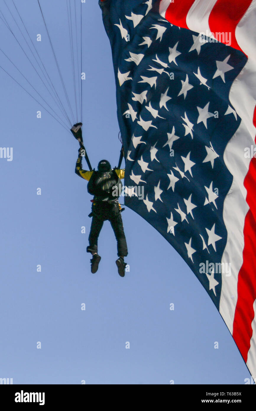 The Special Operations Command Para-Commandos skydive into the 2019 MCAS Beaufort Air Show ...