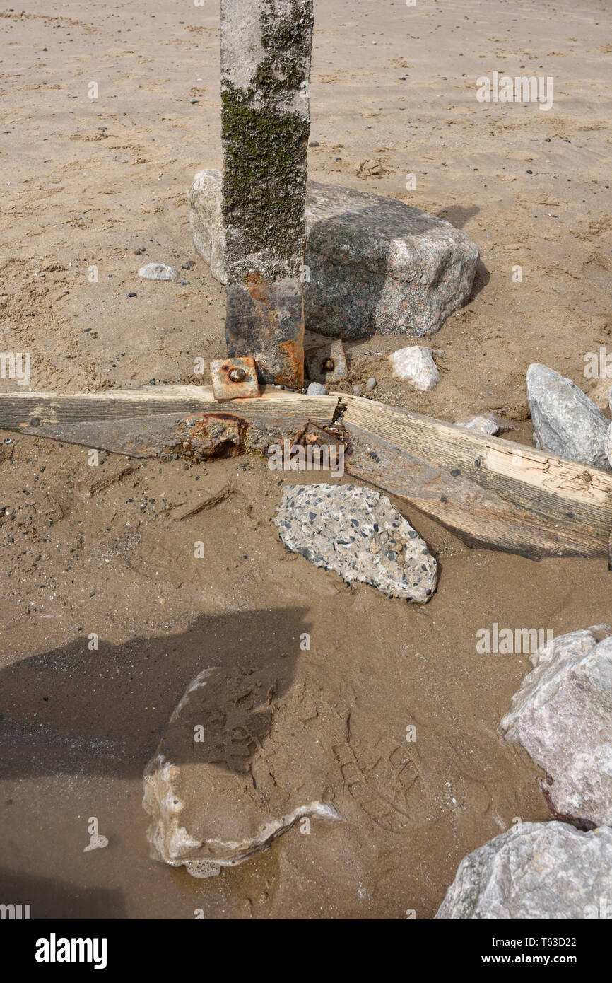 Broke groyne plank hi-res stock photography and images - Alamy