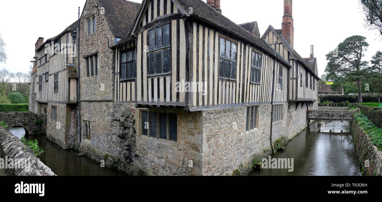 14th century manor house hi-res stock photography and images - Alamy