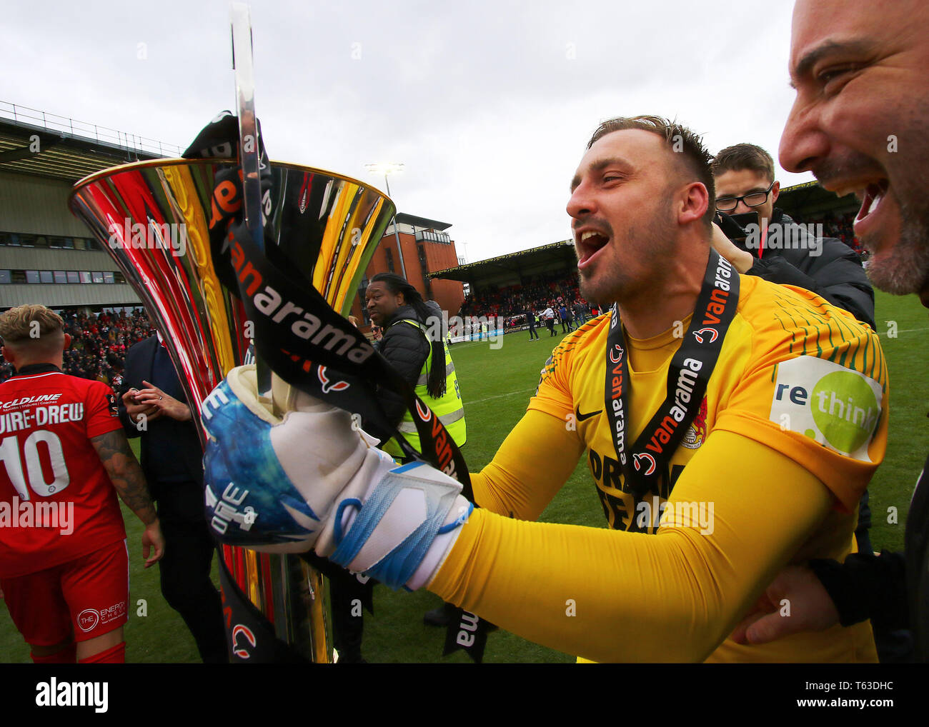 Leyton orient goalkeeper dean brill celebrates hi-res stock photography ...