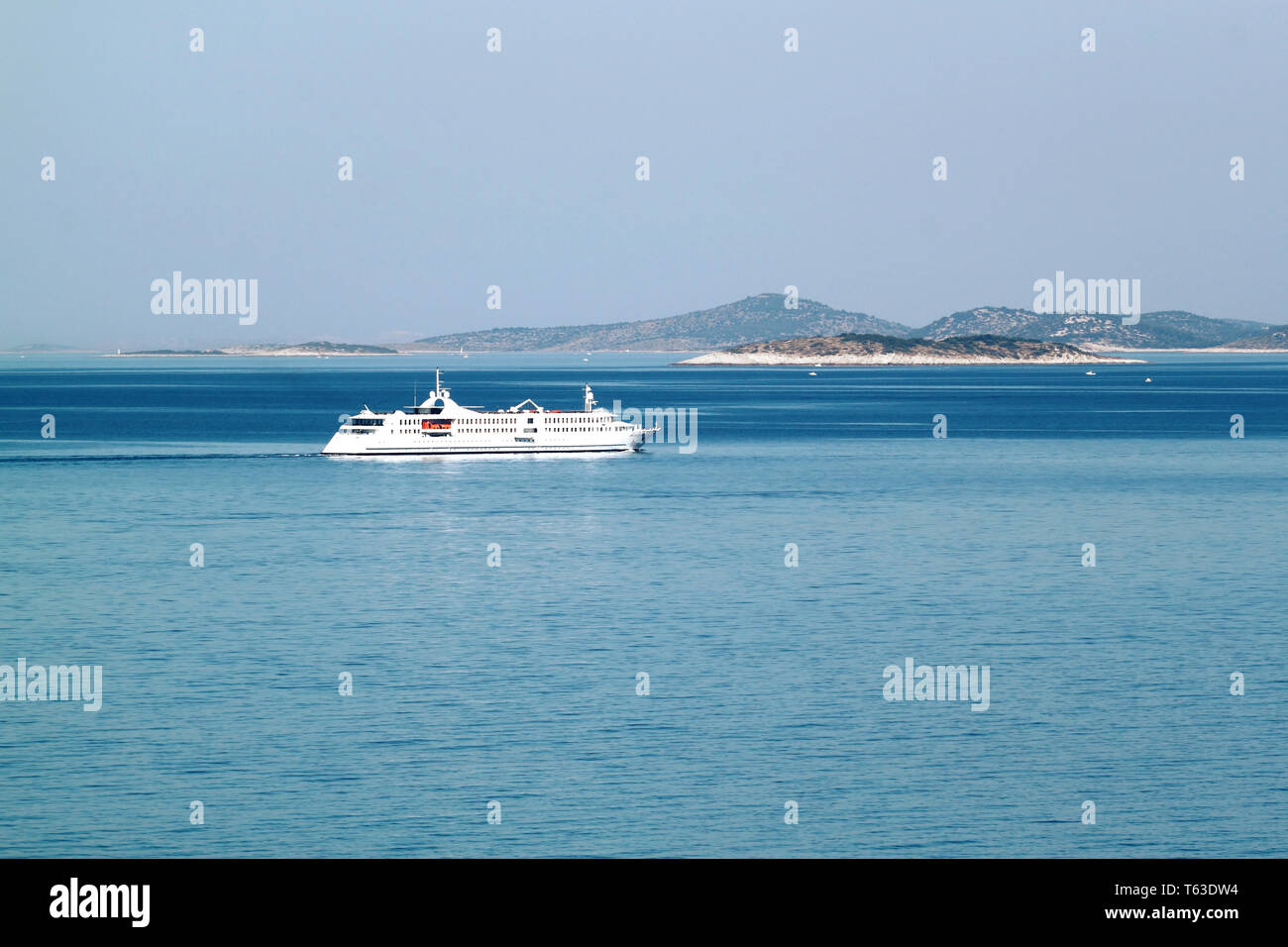 Ship side view small hi-res stock photography and images - Alamy