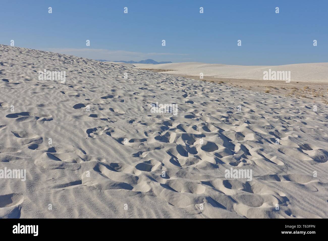 View of the White Sands National Monument with its gypsum sand dunes in ...