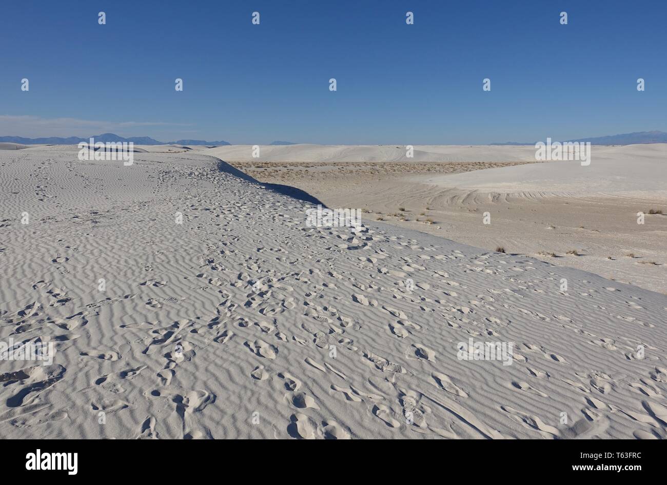 View of the White Sands National Monument with its gypsum sand dunes in ...