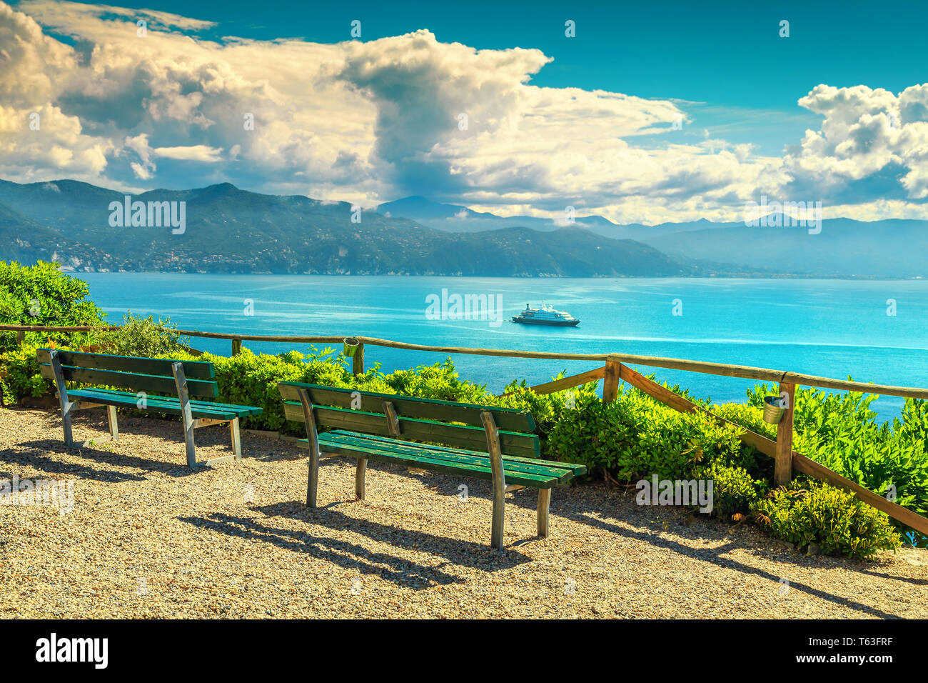 Benches promenade walkway hi-res stock photography and images - Alamy