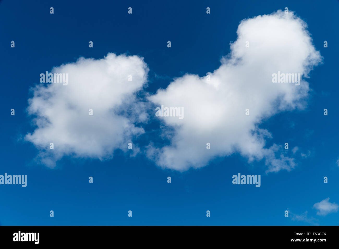 Blue sky and white fluffy clouds hi-res stock photography and images ...