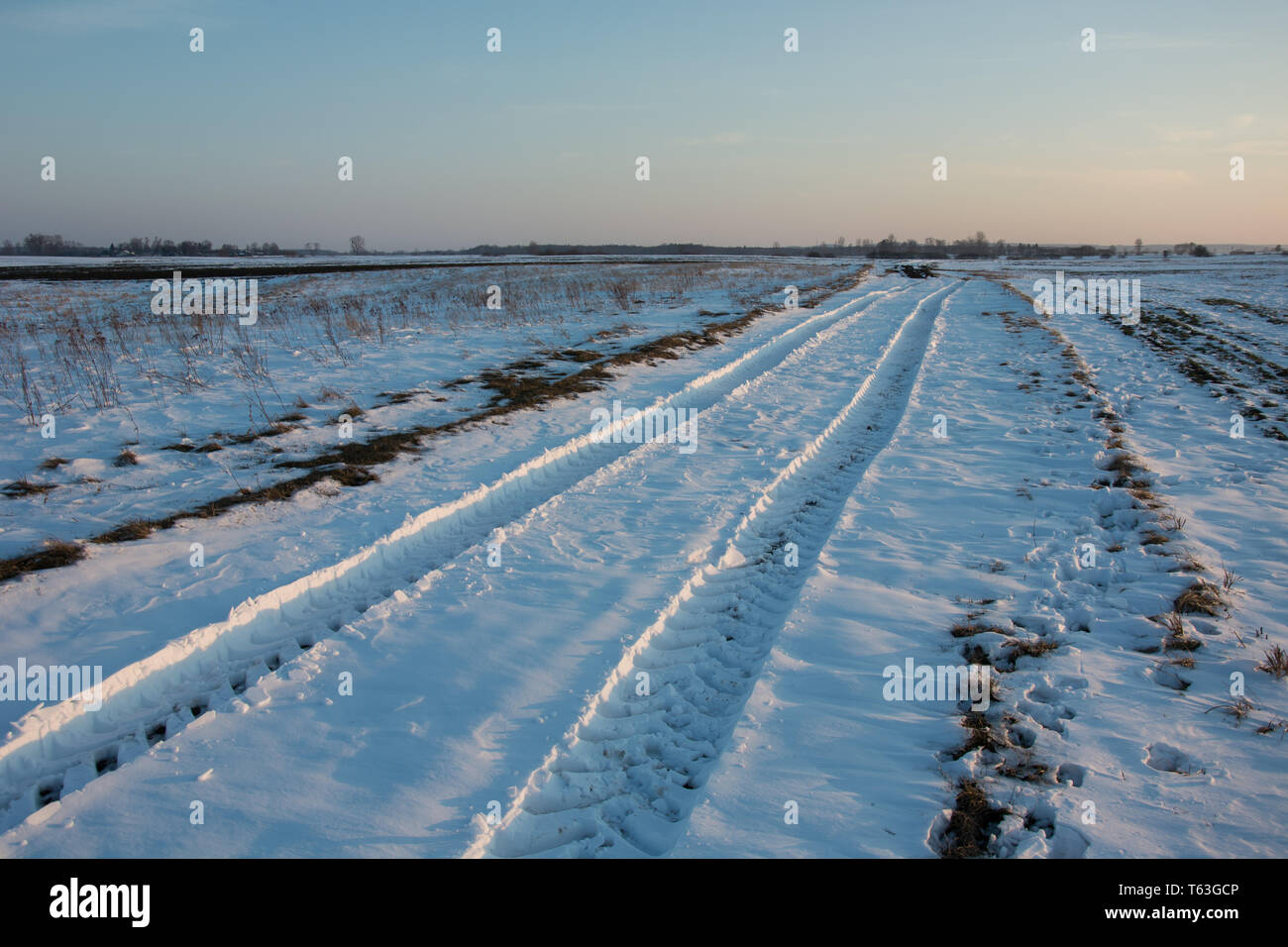 Land road track wheel hi-res stock photography and images - Alamy