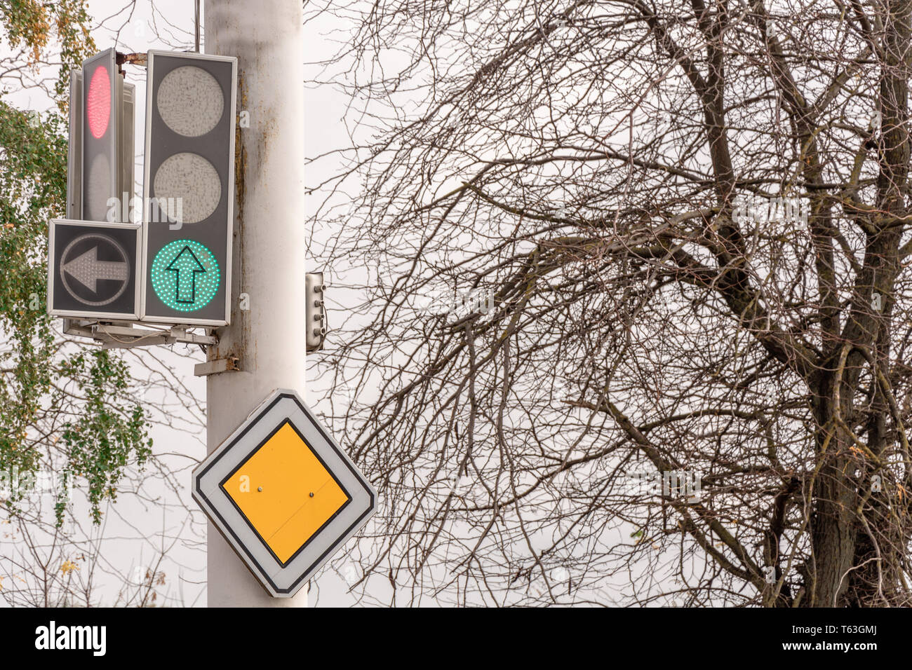 sign main road and traffic light against the gray winter sky Stock ...
