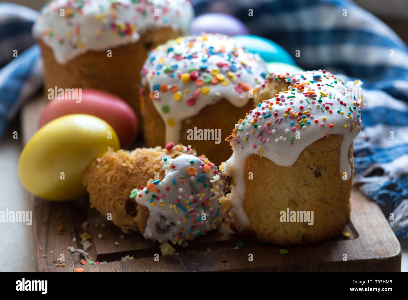 Photo of Easter cake and eggs. Traditional Russian and Ukrainian Easter ...