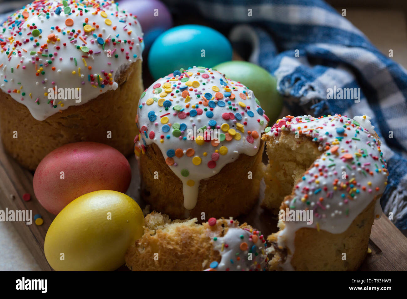 Photo of Easter cake and eggs. Traditional Russian and Ukrainian Easter ...