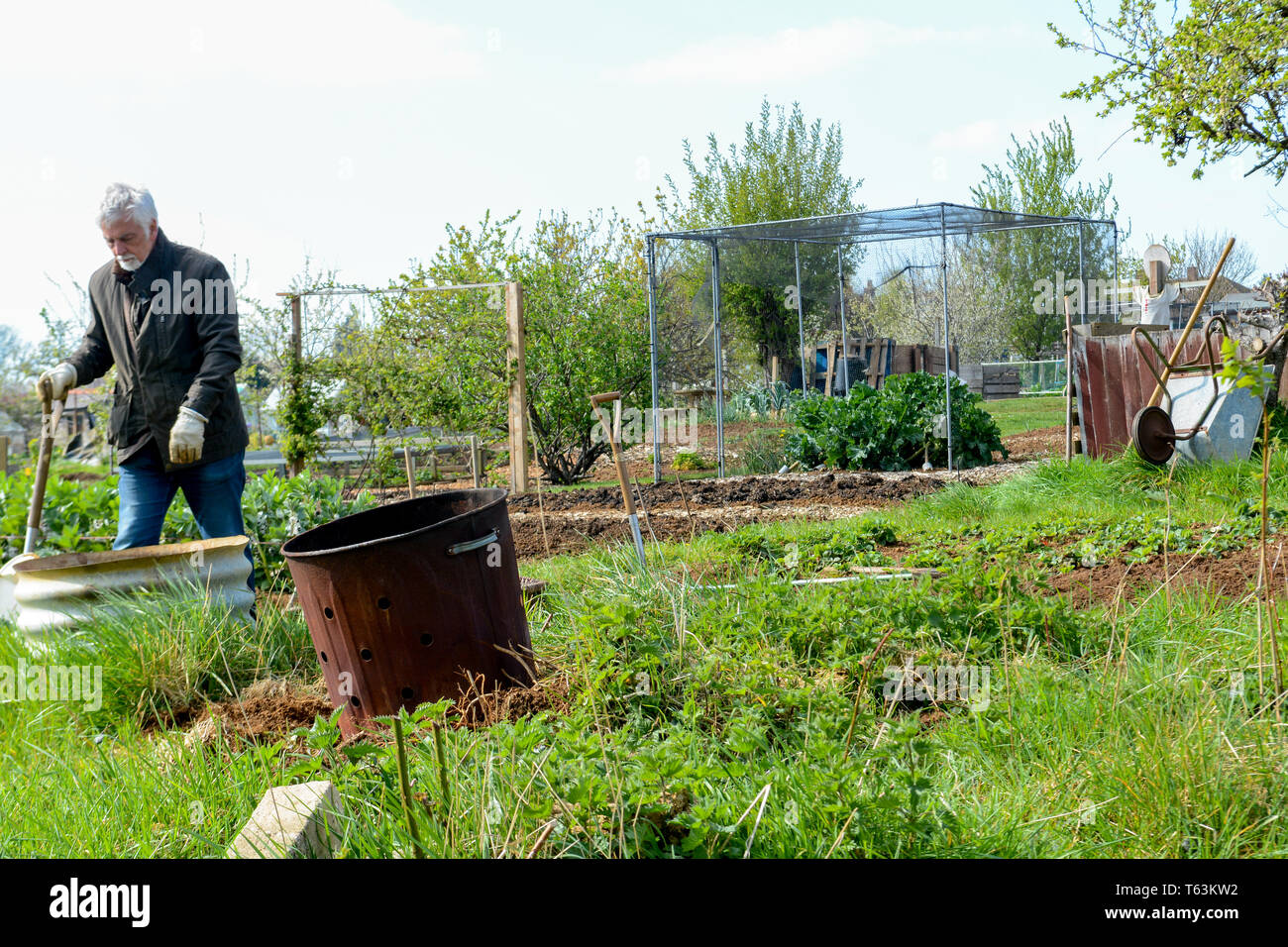 Vegetable patch digging hi-res stock photography and images - Alamy