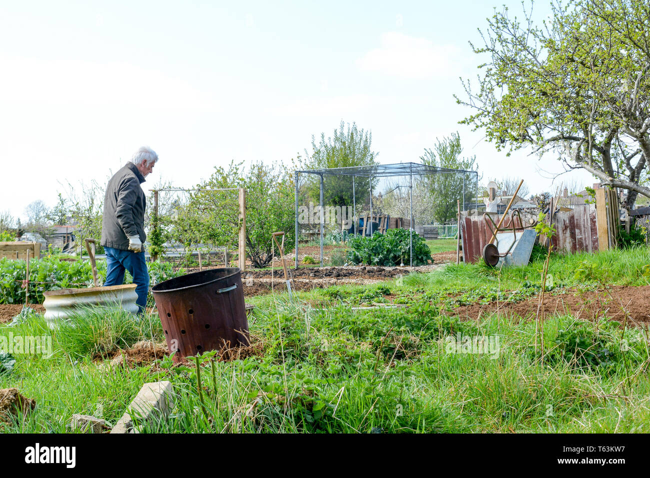 Vegetable patch digging hi-res stock photography and images - Alamy
