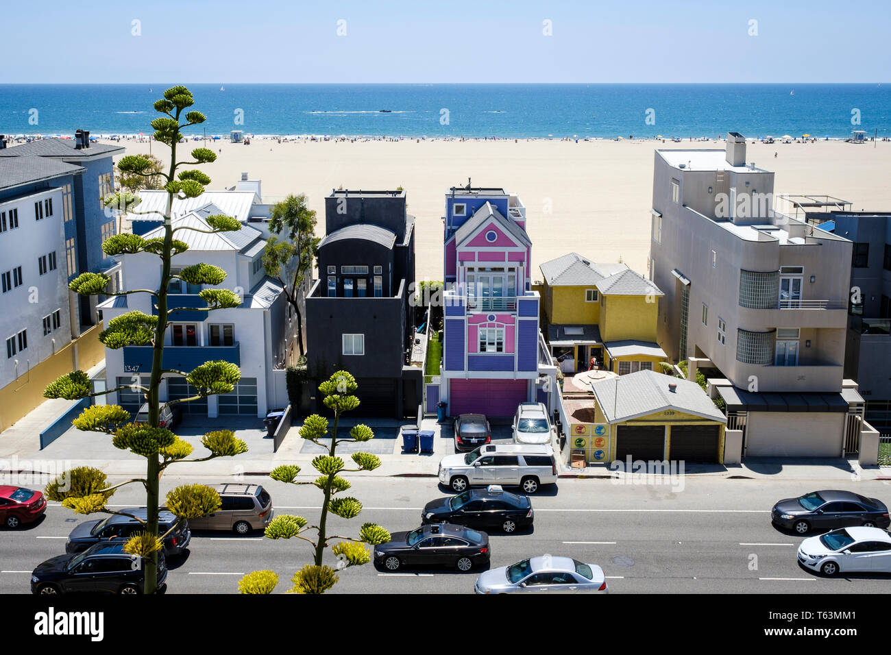 Amazing sunny day at Santa Monica Beach from Ocean Park in Los Angeles ...
