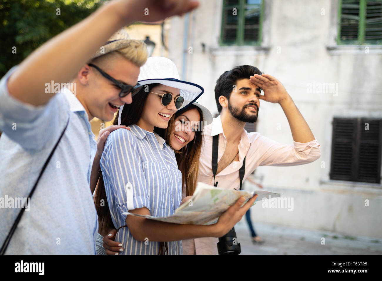 Group summer sightseeing tourists hi-res stock photography and images ...