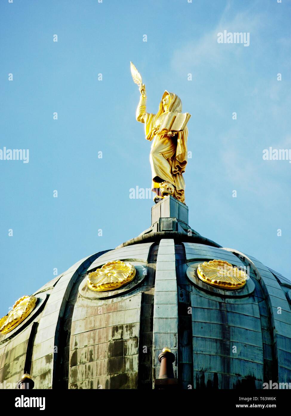 Gold figure hi-res stock photography and images - Alamy