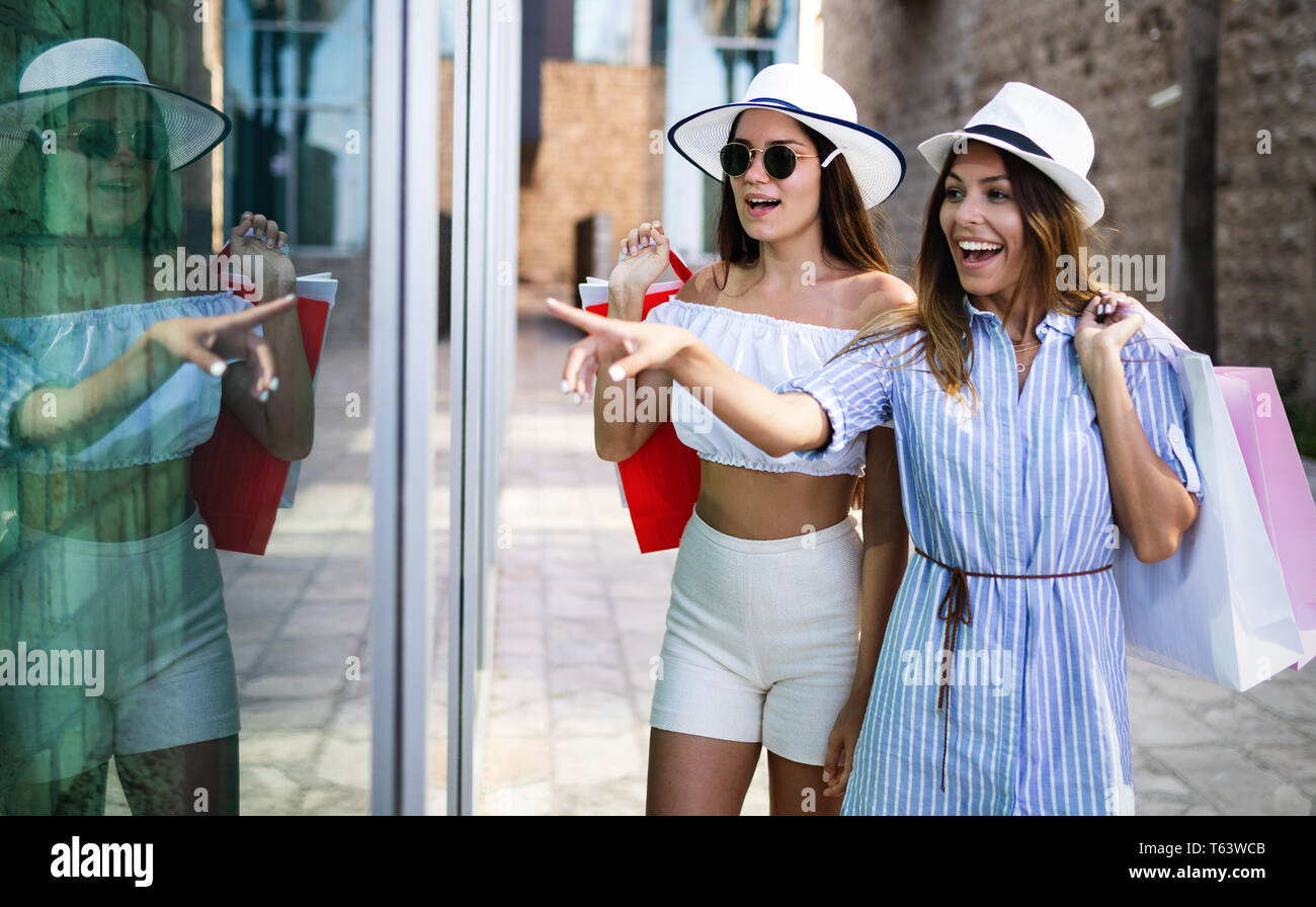 Women luxury shopping hi-res stock photography and images - Alamy