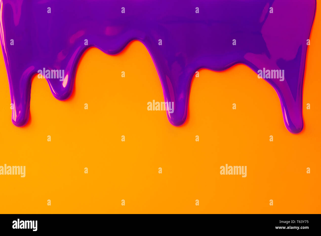 Purple paint splashing hi-res stock photography and images - Alamy