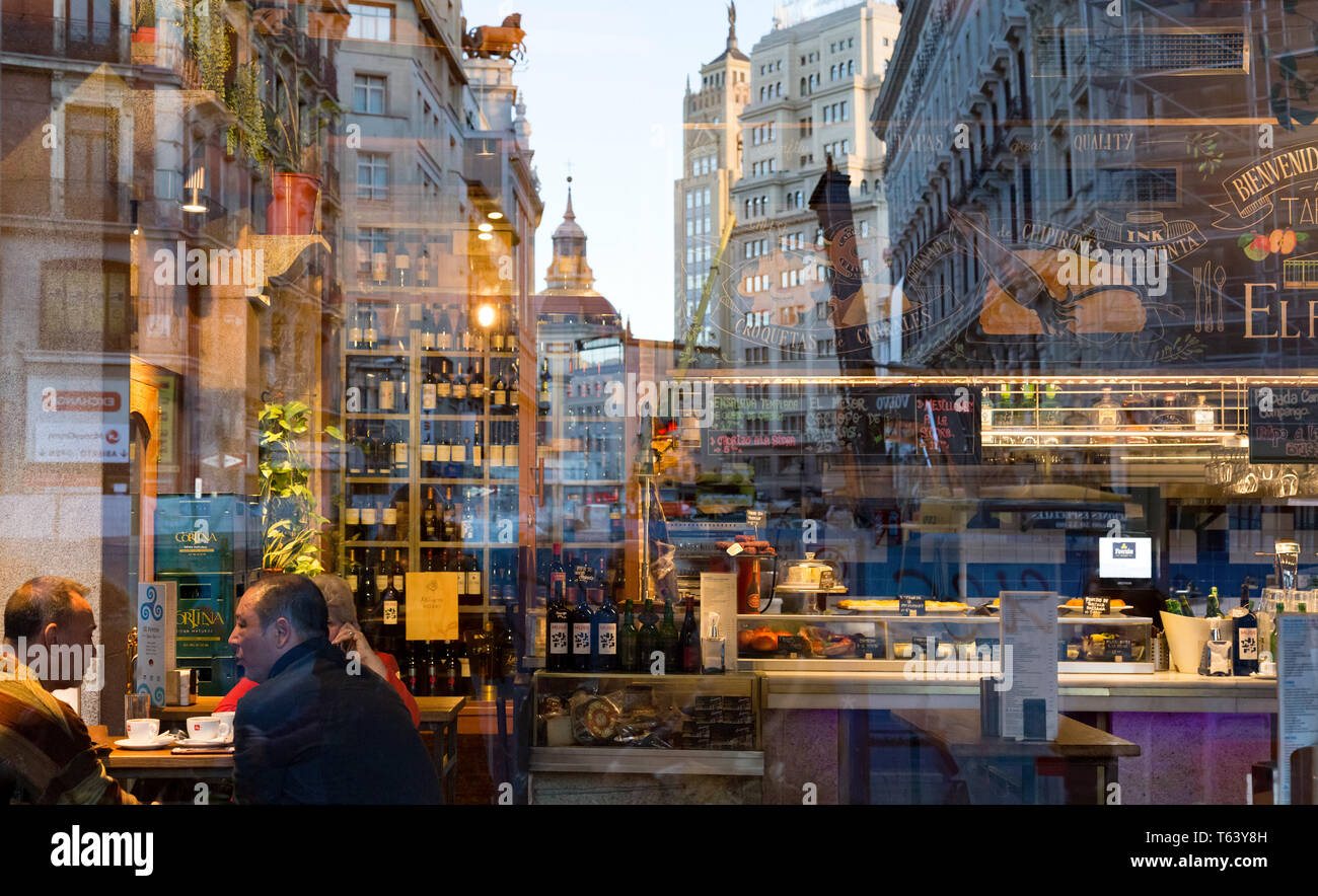 Madrid tapas street hi-res stock photography and images - Alamy