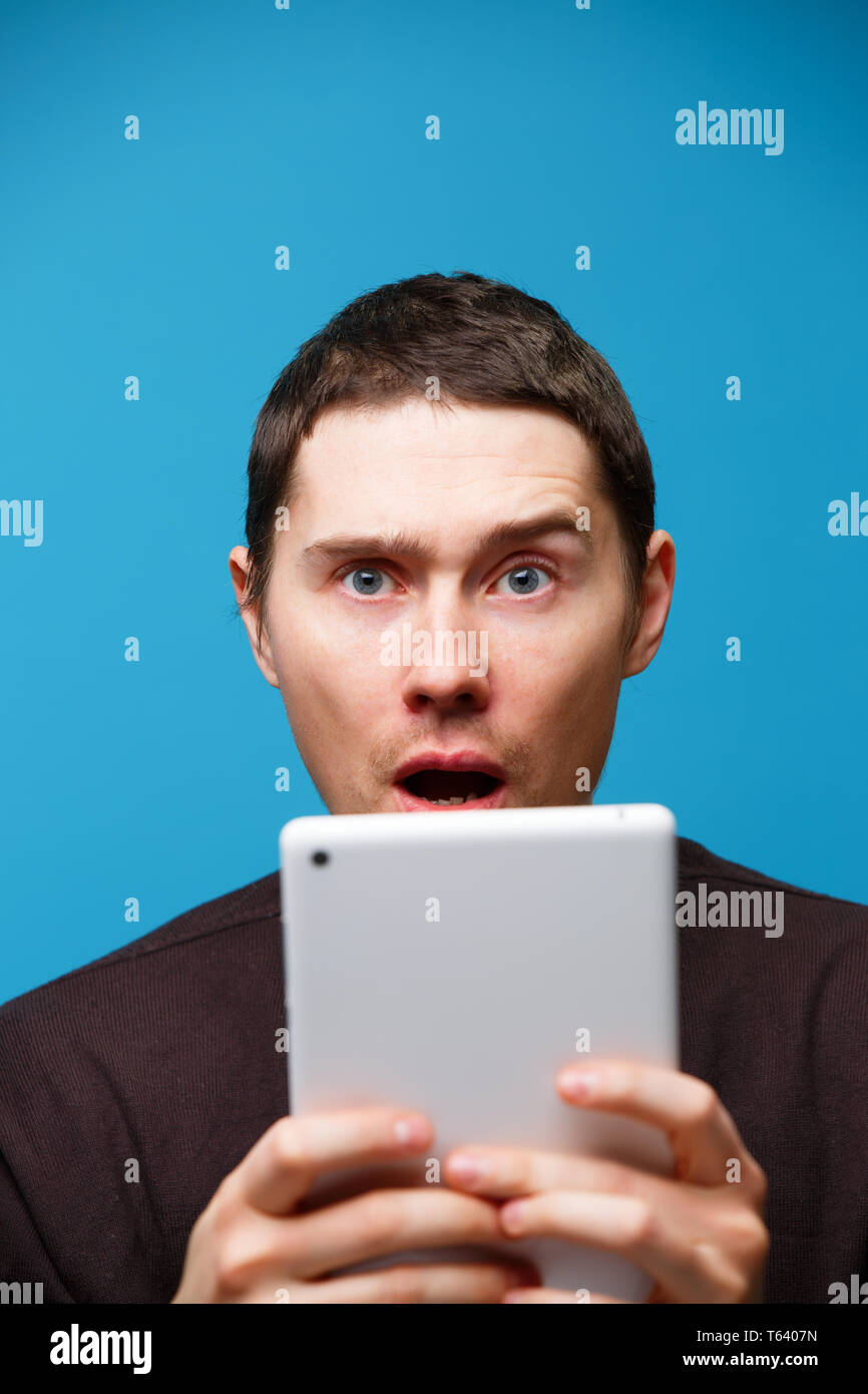 Man addicted computer tablet hi-res stock photography and images - Alamy