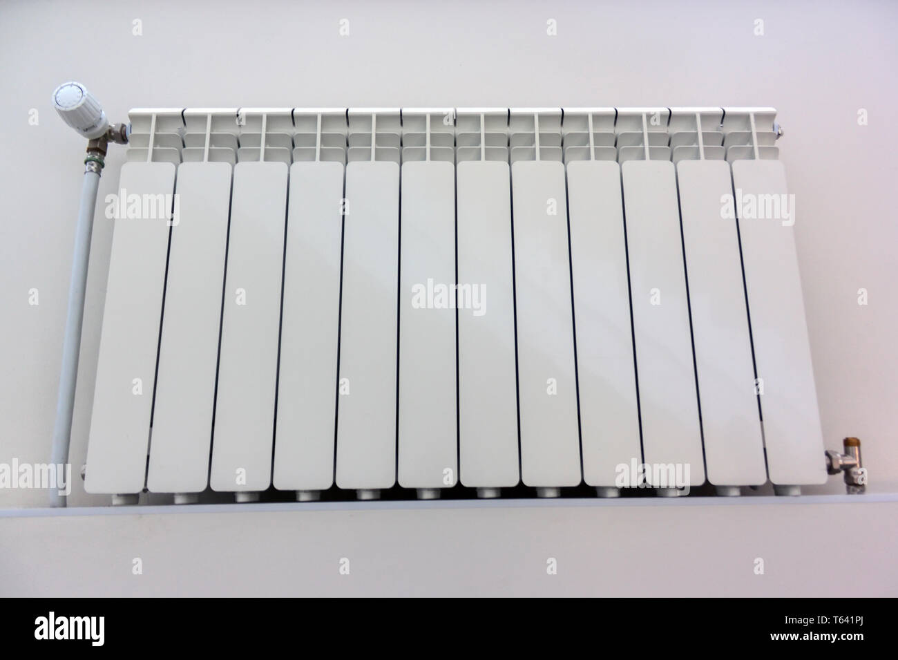 Heating Radiator, White radiator in an apartment Stock Photo - Alamy