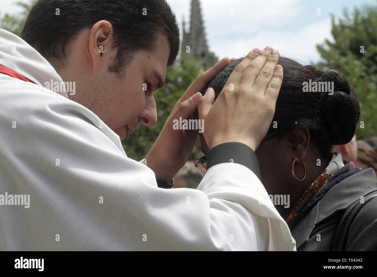 Bénédiction par le nouvel ordinant. Ordinations sacerdotales ...