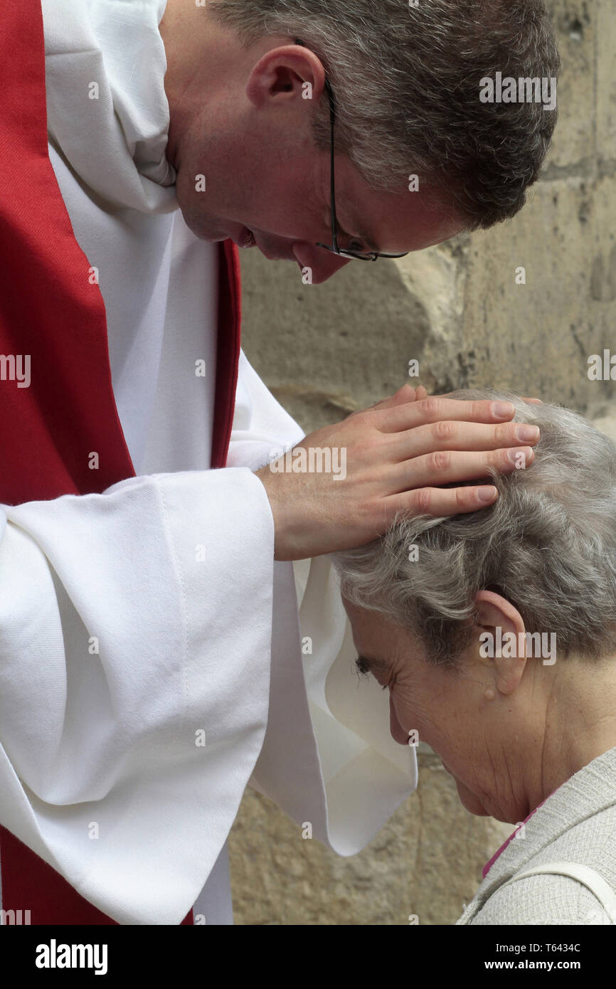 BŽnŽdiction par le nouvel ordinant. Ordinations sacerdotales ...