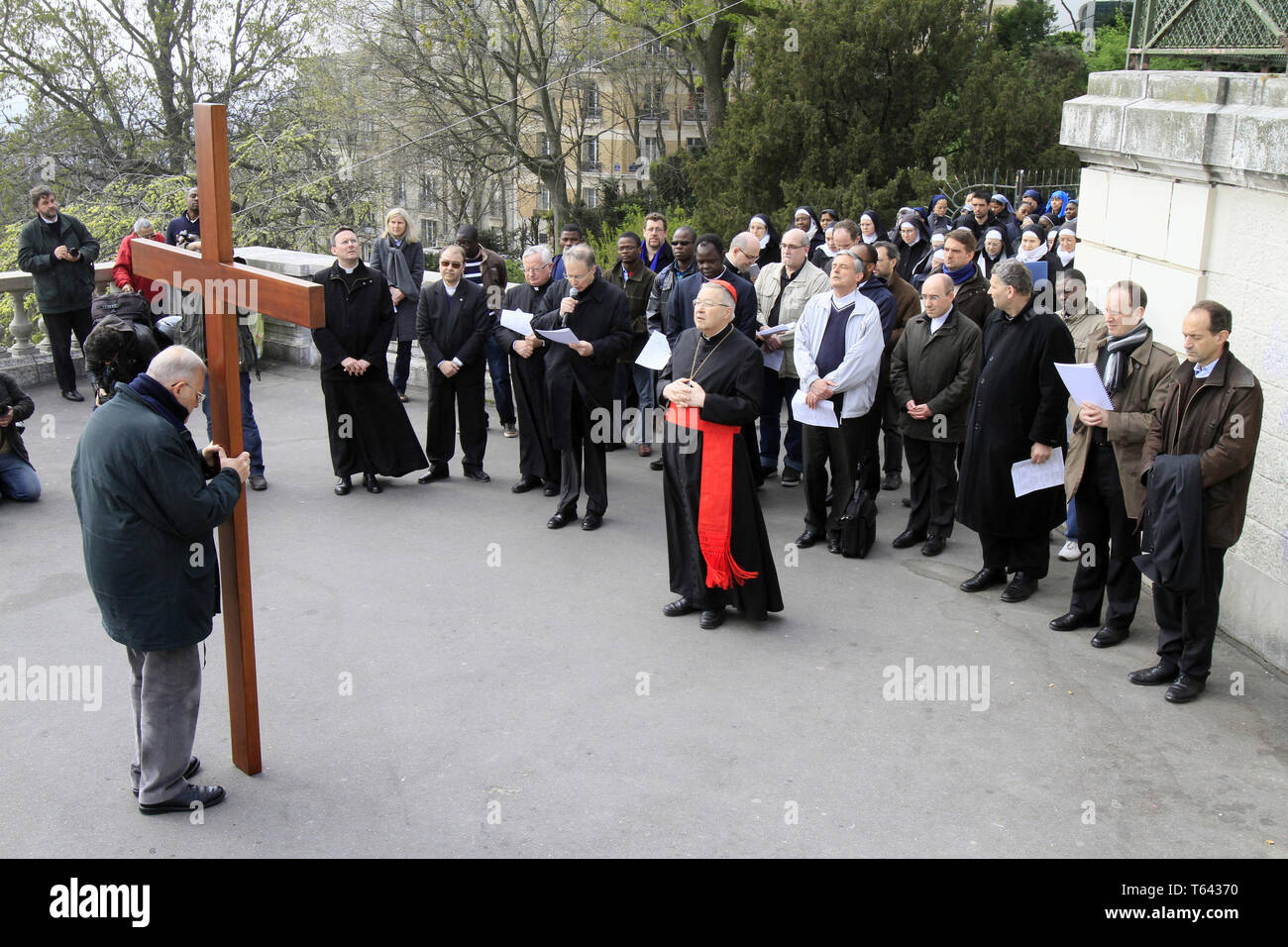Stations of the cross. Good friday. Sacré-Coeur. Paris Stock Photo - Alamy